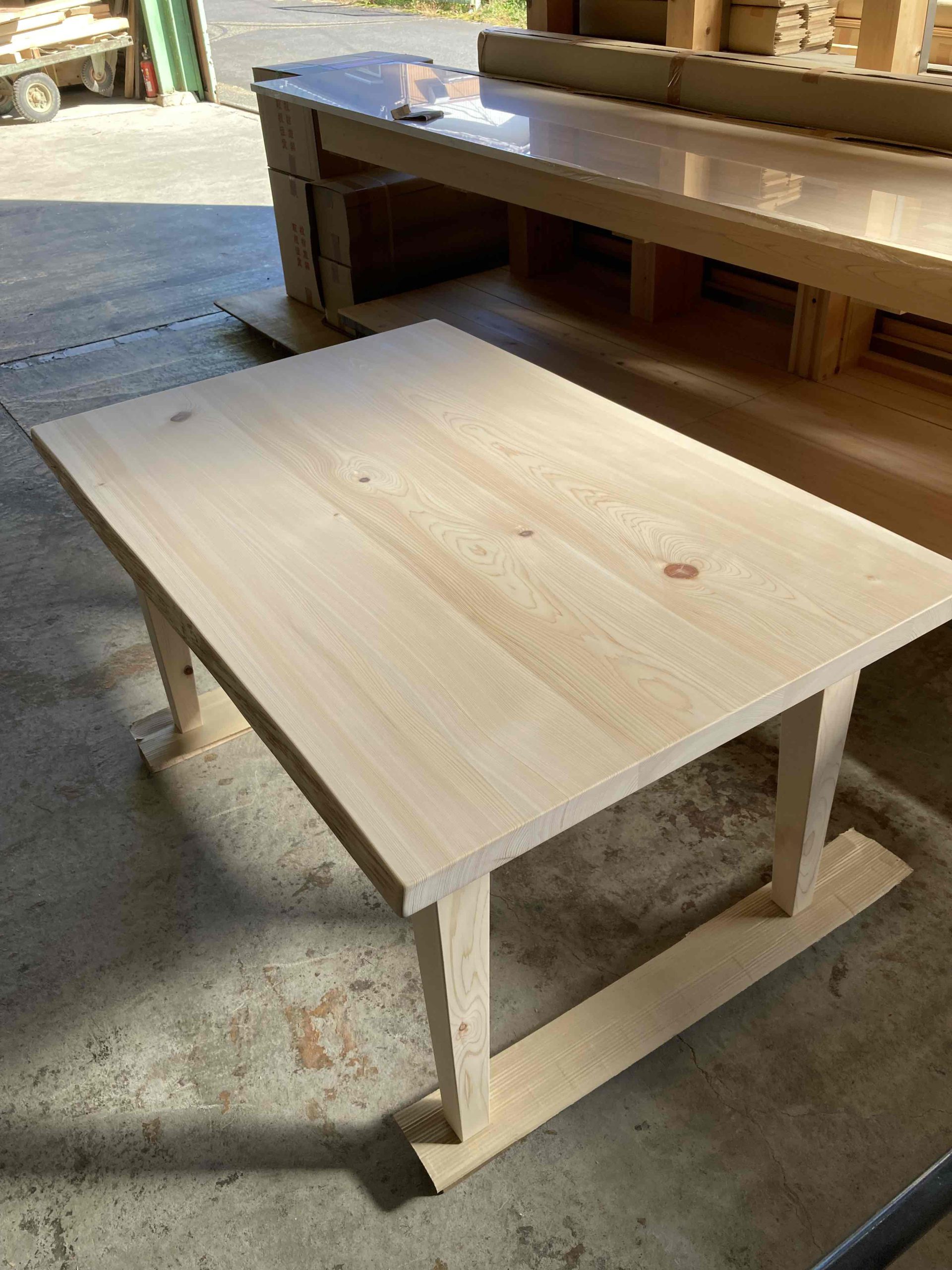 ひのき無垢ダイニングテーブル ｜ 社寺建築材、無垢階段、枡なら東濃ひのきの株式会社トーホー